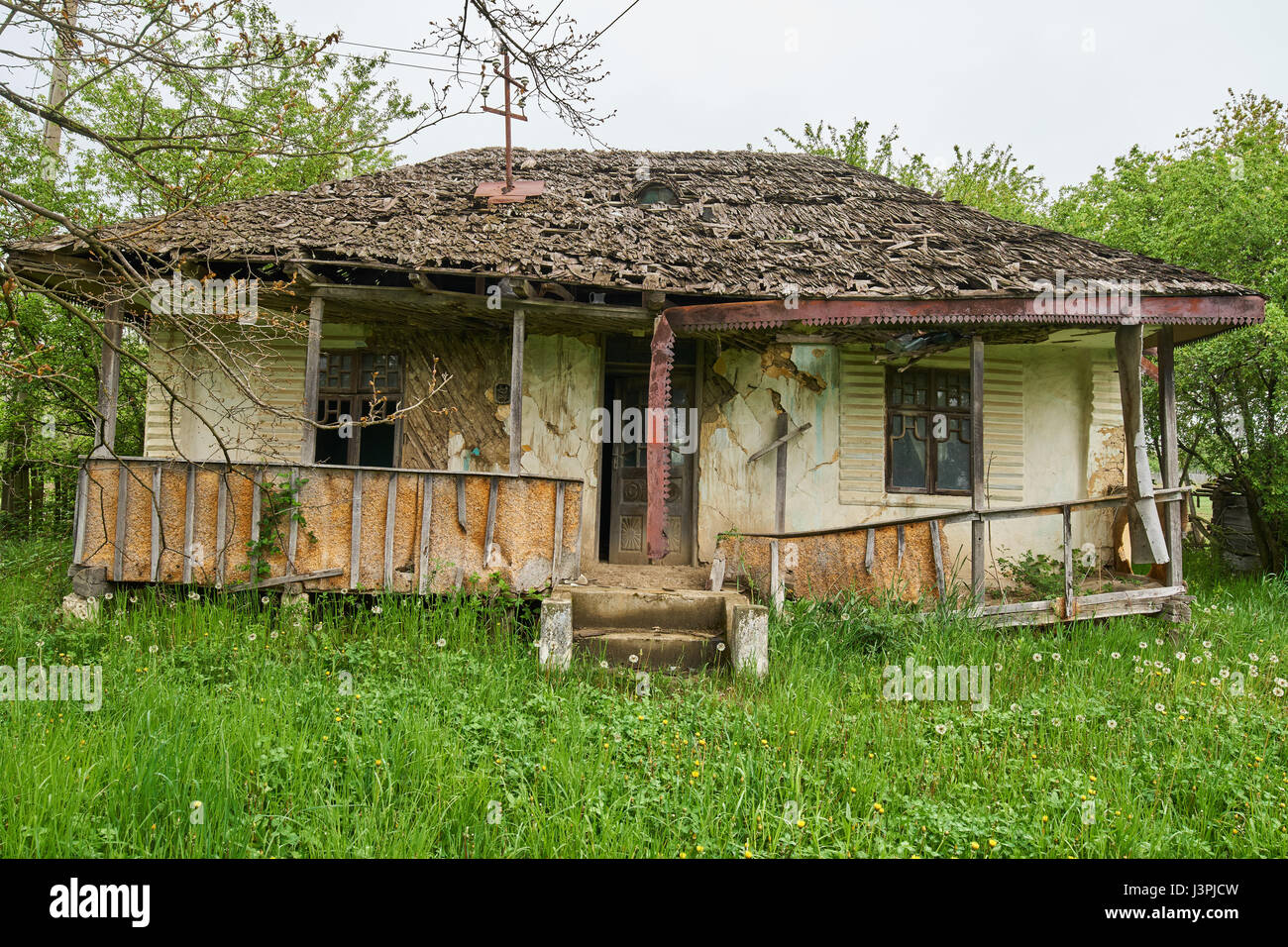 A very old and ruined house in the countryside Stock Photo - Alamy