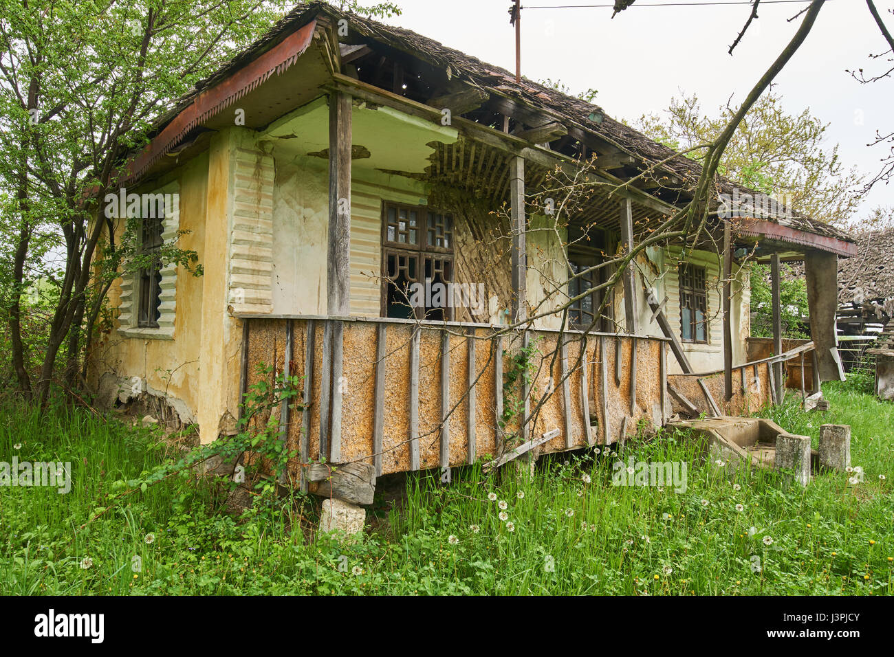 A very old and ruined house in the countryside Stock Photo - Alamy