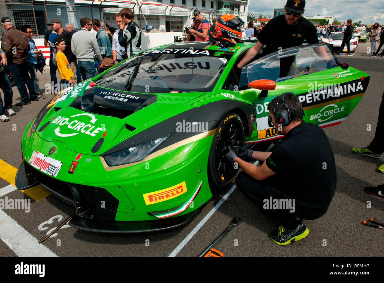 Mechanic mounting a race tire hi-res stock photography and images - Alamy