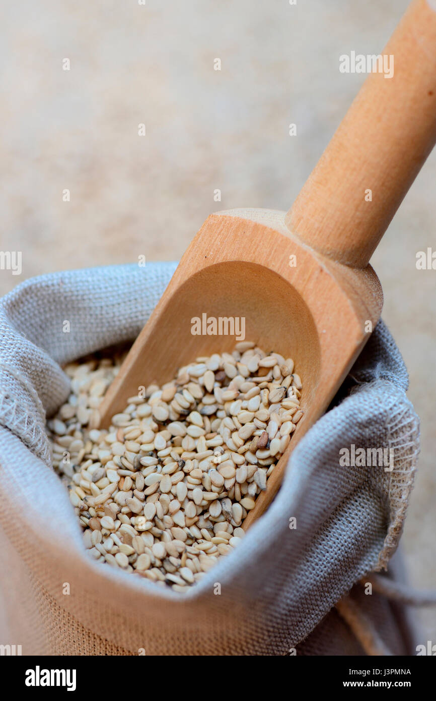 Weisser sesamsamen in saeckchen mit schaufel hi-res stock photography ...