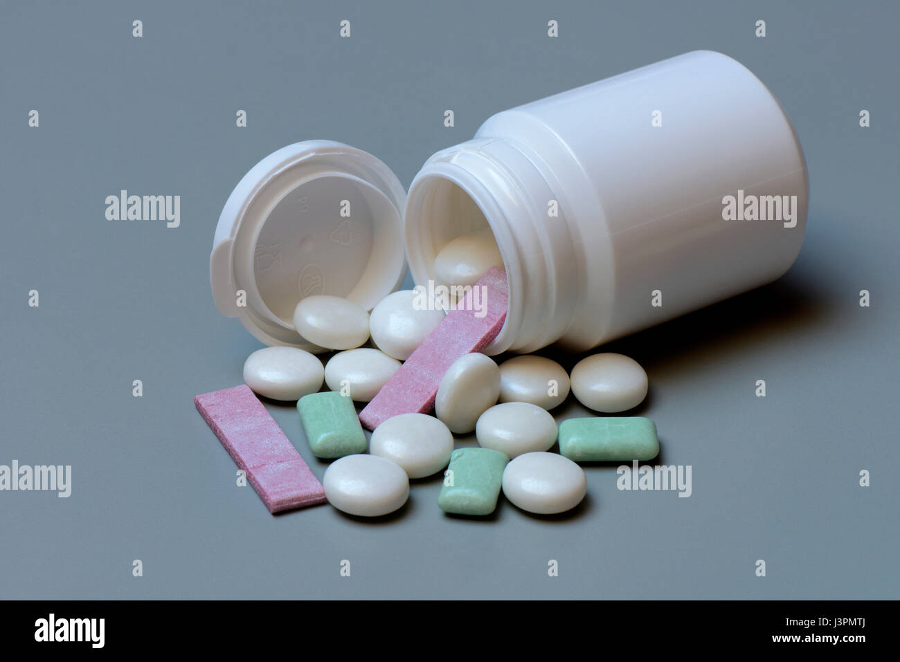 Kaugummis in Dose, Kaugummidragees, Dragees, Kaugummistreifen Stock ...