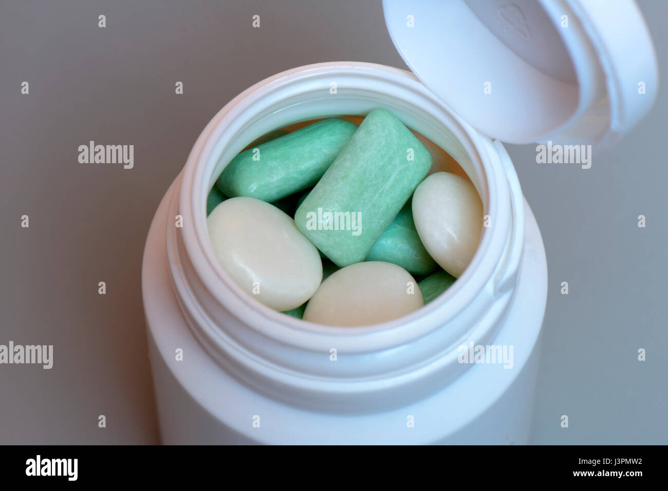 verschiedene Kaugummis in Behaelter, Kaugummidragees, Dragees ...