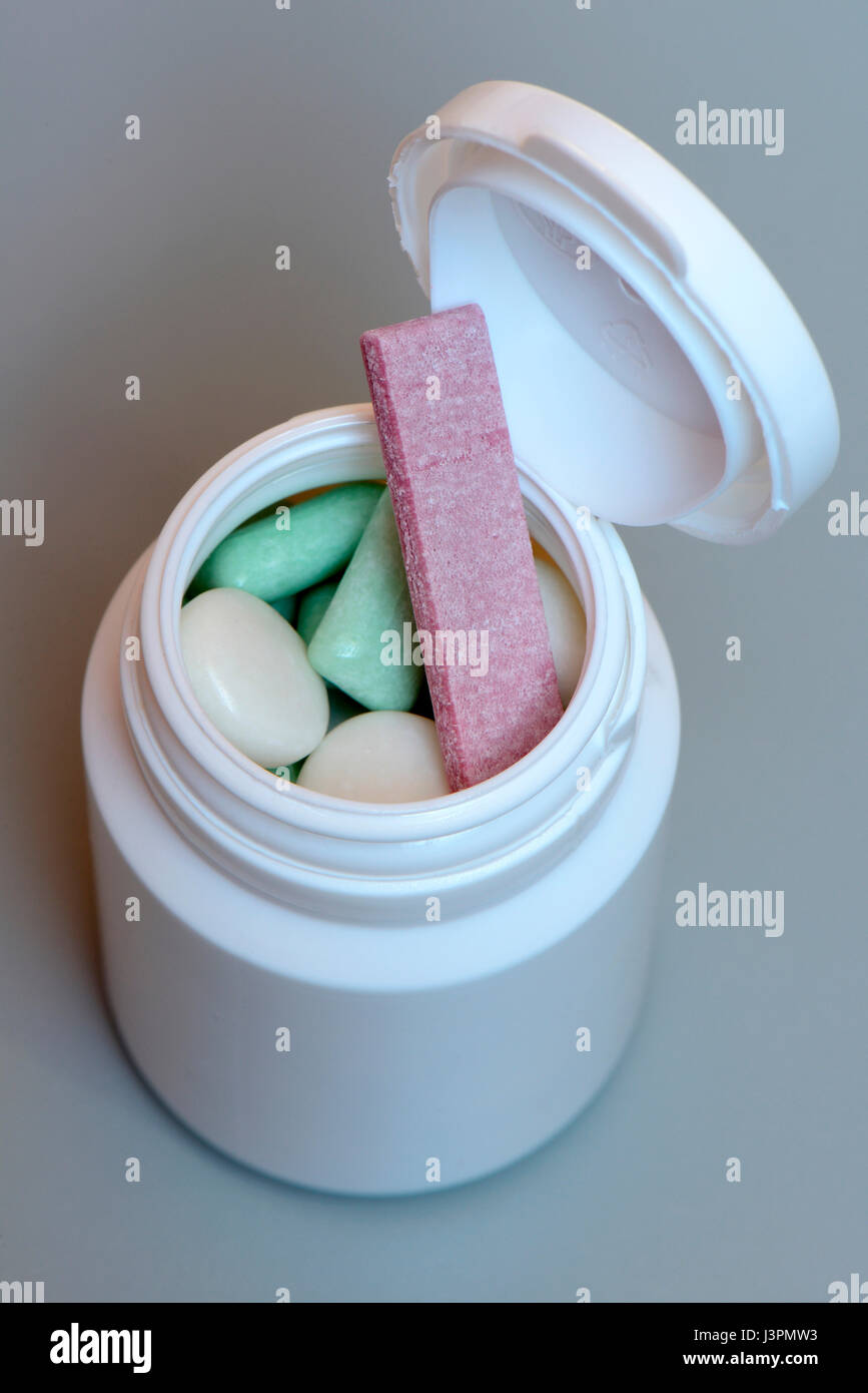 verschiedene Kaugummis in Behaelter, Kaugummidragees, Dragees ...