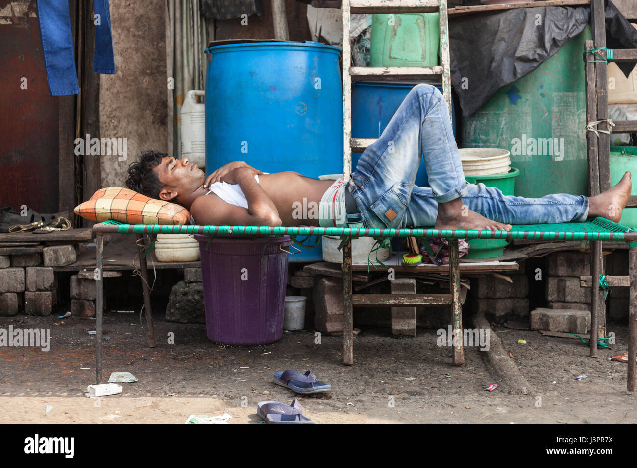 Indian slum man hi-res stock photography and images - Alamy