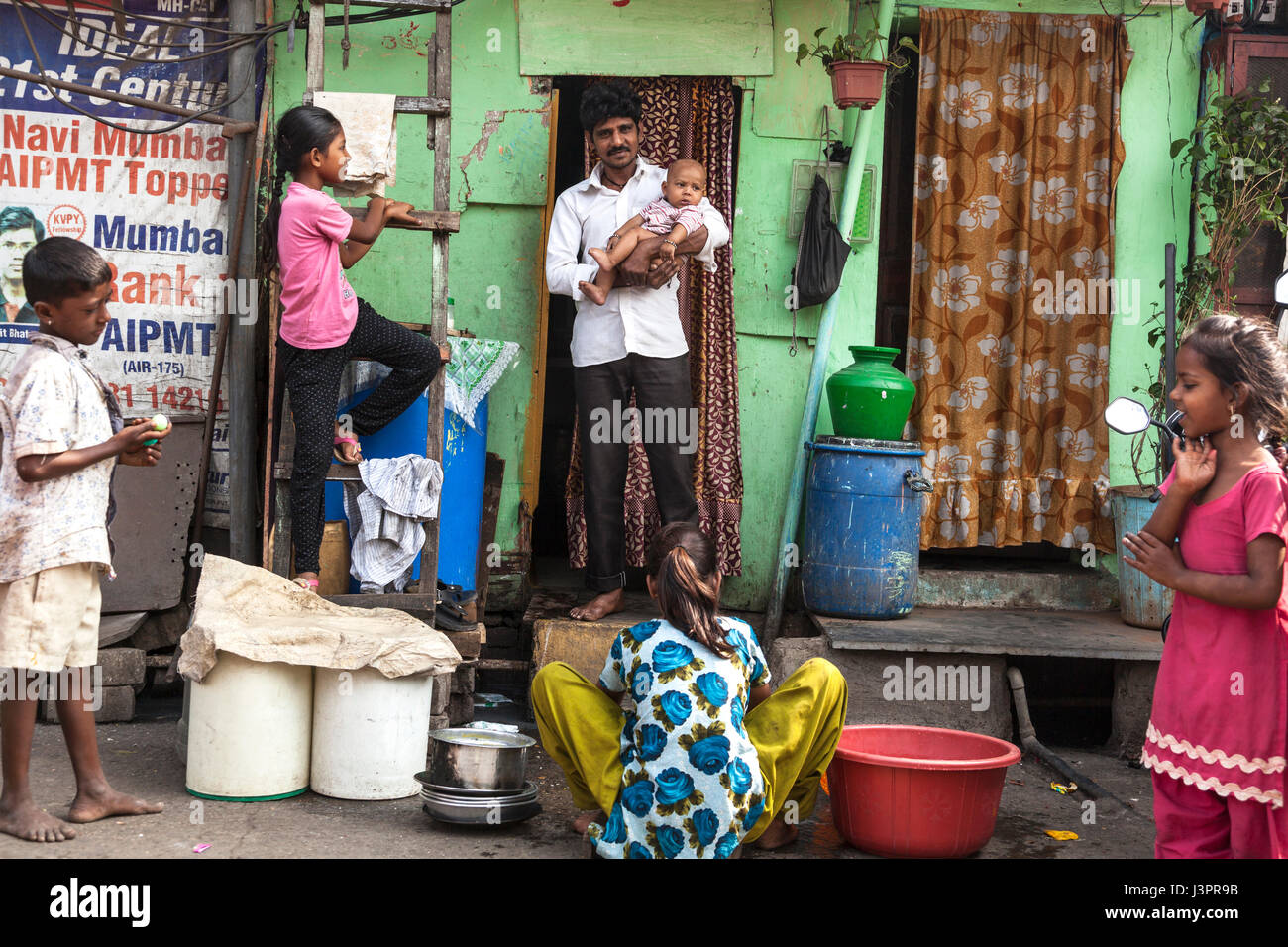 India housing poverty family hi-res stock photography and images - Alamy
