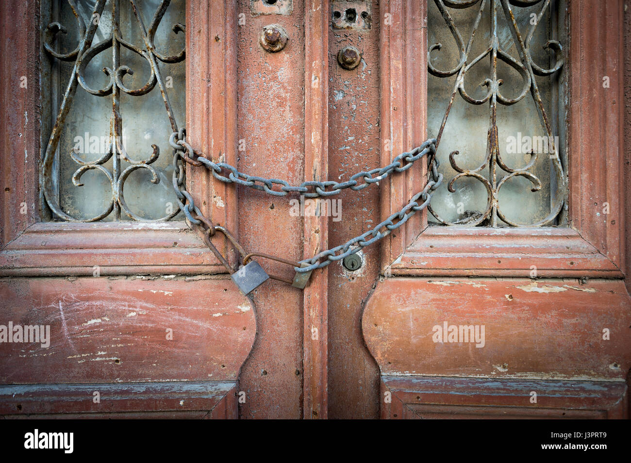 Iron. door chained shut hi-res stock photography and images - Alamy
