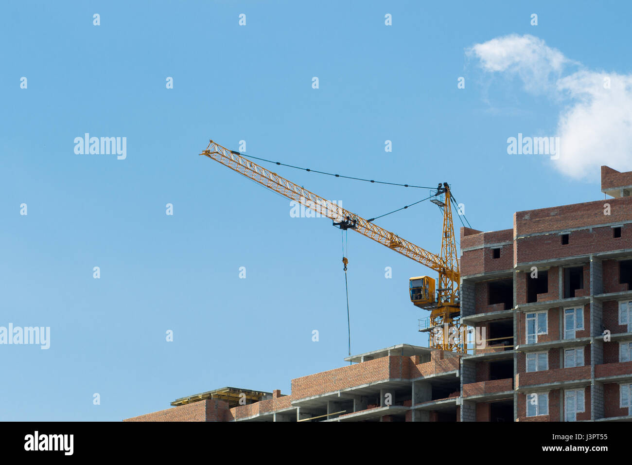 Construction cranes used in the construction of multi-storey buildings ...