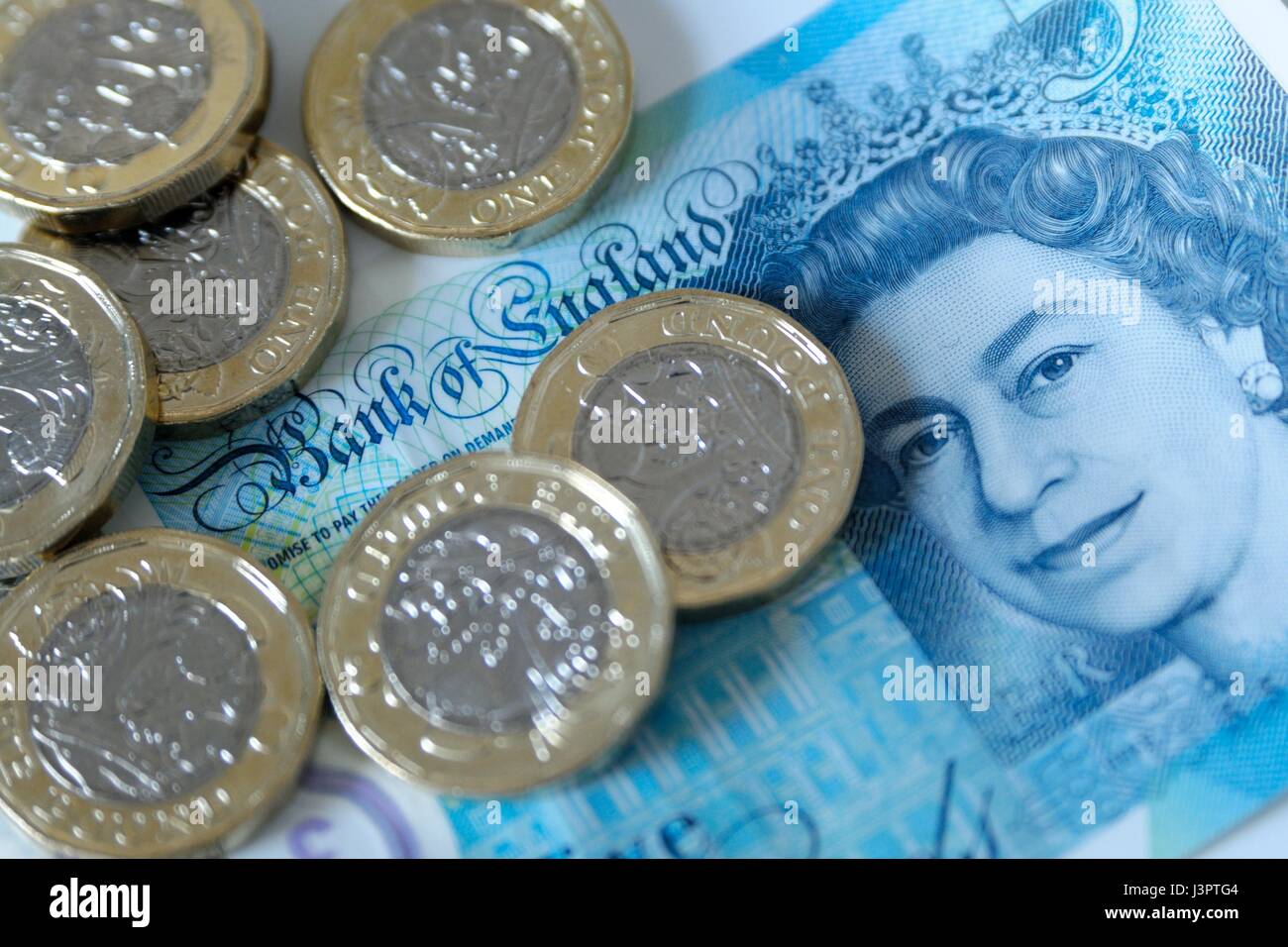 New Pound Coins & Five pound note Stock Photo - Alamy