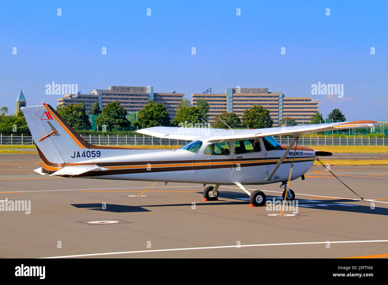 Cessna 172 Skyhawk at Chofu Airport Tokyo Japan Stock Photo - Alamy