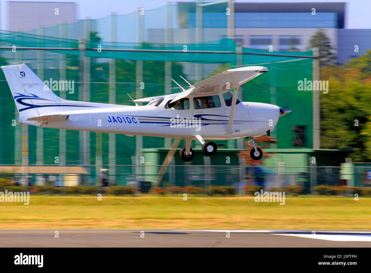 Cessna 172 Skyhawk Landing at Chofu Airport Tokyo Japan Stock Photo - Alamy