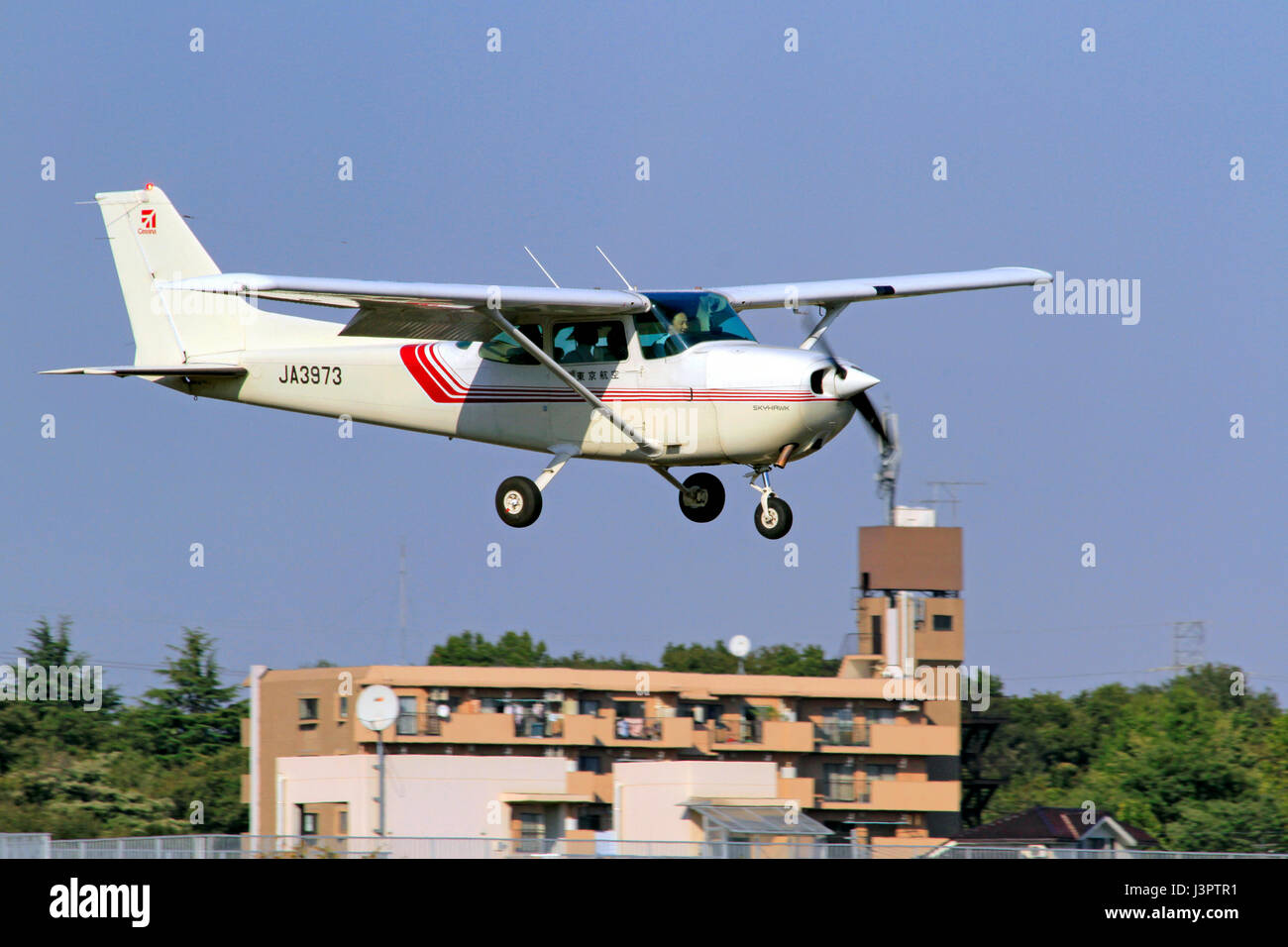 Cessna 172 skyhawk landing hi-res stock photography and images - Alamy