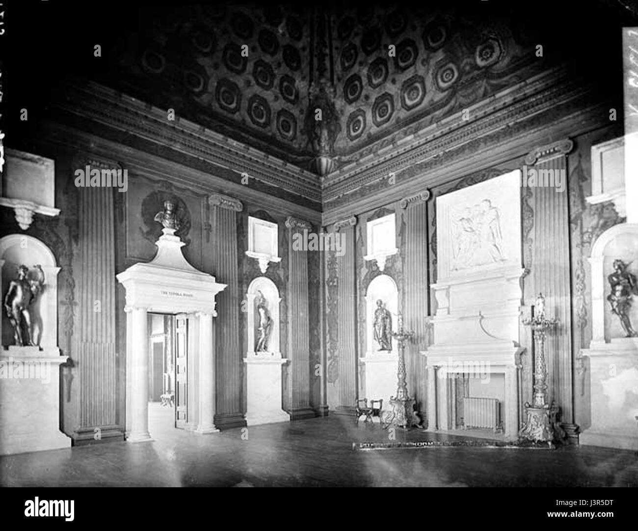 Palace interior room Black and White Stock Photos & Images - Alamy