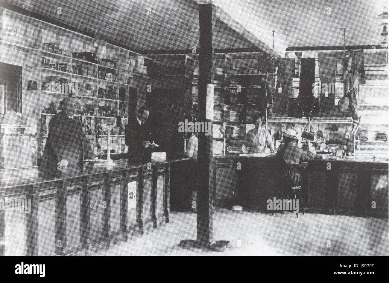 This phrase translates to 'Inside the new store,' indicating a ...
