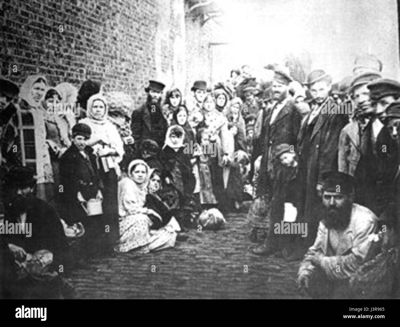 Jewish refugee Black and White Stock Photos & Images - Alamy
