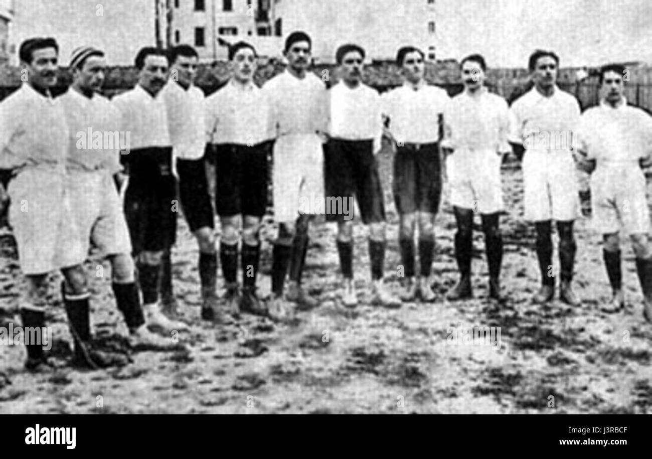A historical photograph of the Italy national football team from 1910 ...