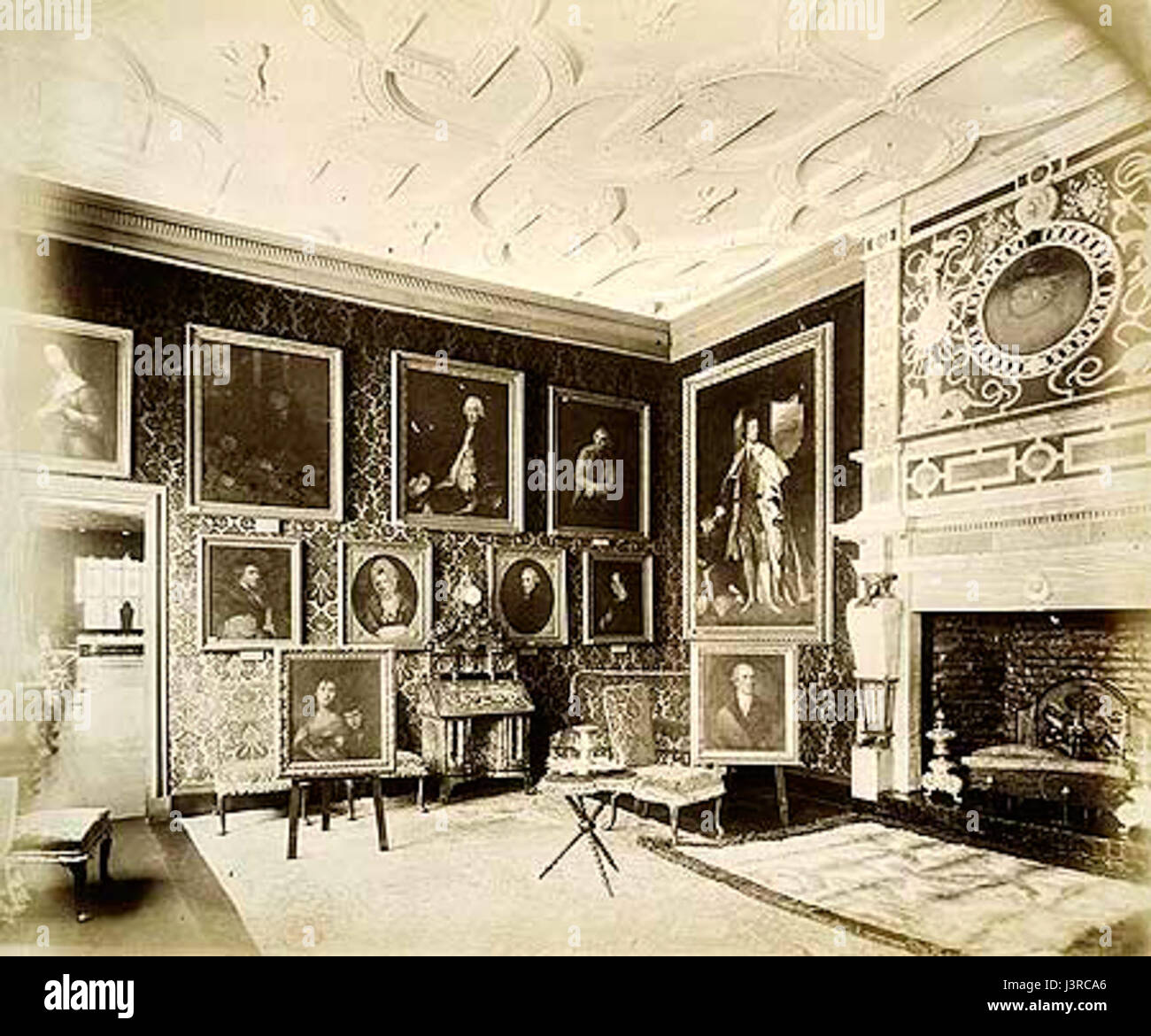 Crimson drawing room hi-res stock photography and images - Alamy