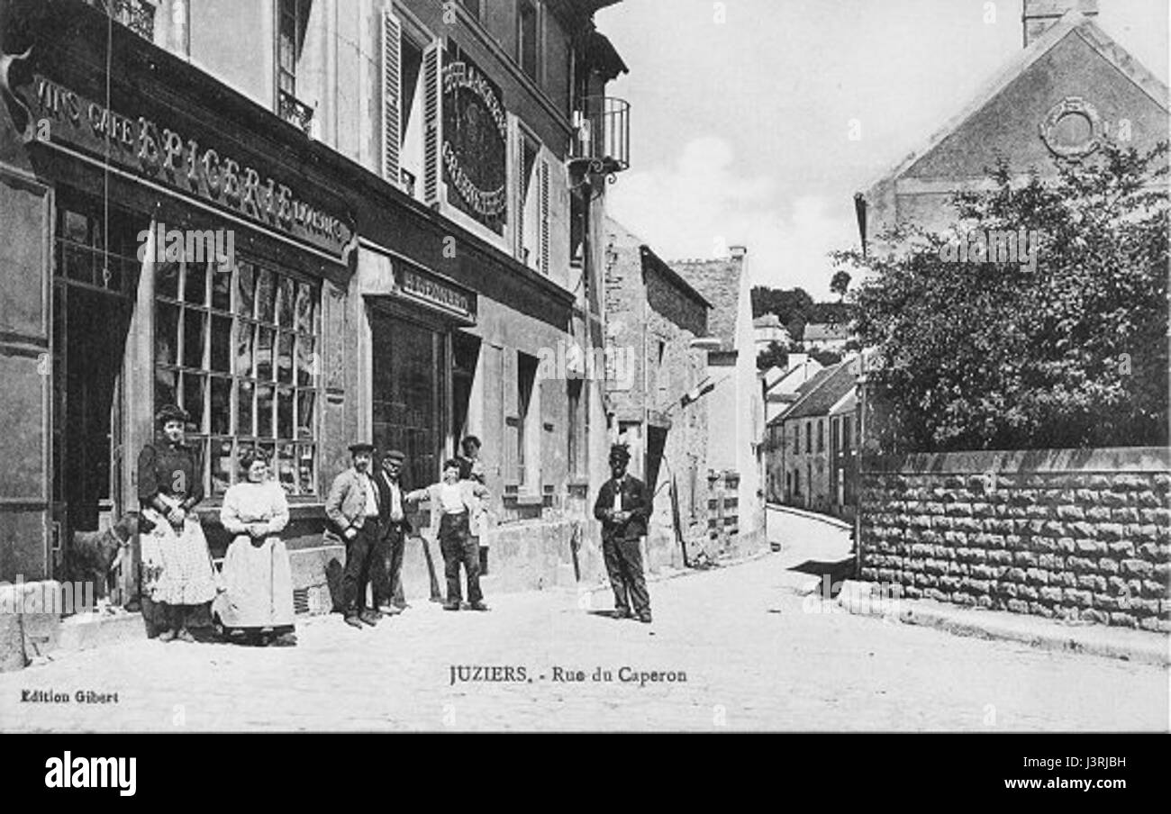 Juziers rue du caperon Stock Photo - Alamy
