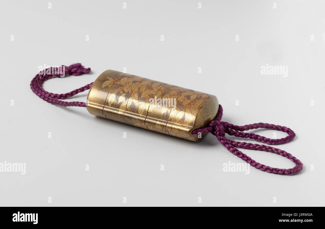 'Inro met decor van bladeren' is an item displayed in the Rijksmuseum ...