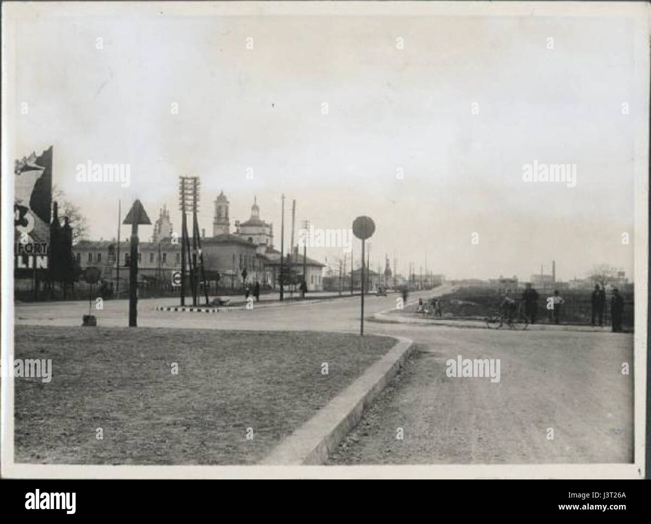 This historical photo from the 1930s or 1940s shows a bridge ...