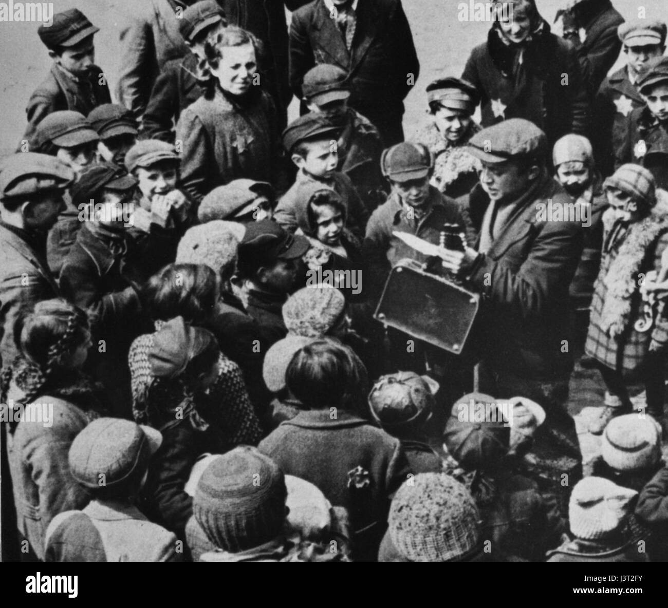 A poignant photograph of Jankiel Herszkowicz taken in 1941 by Mendel ...