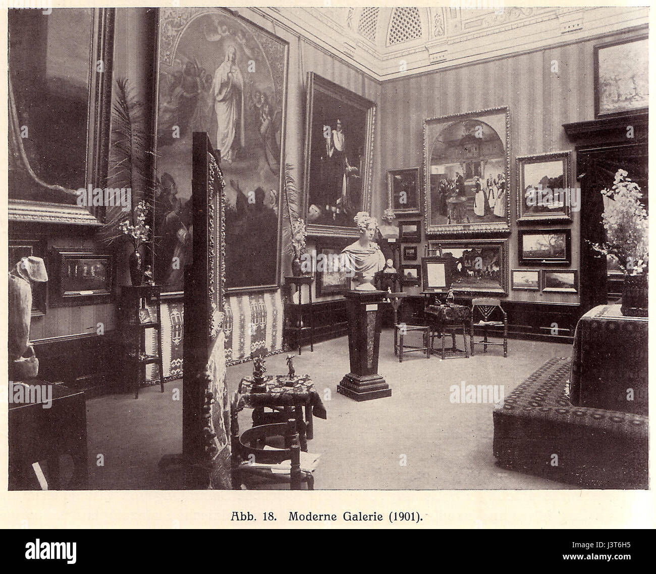 This title refers to an interior view of the Suermondt Museum from 1901 ...