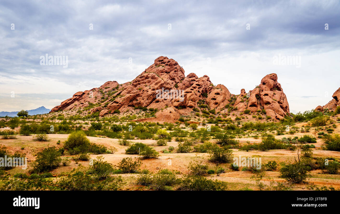 The red sandstone buttes of Papago Park, with its many caves and ...