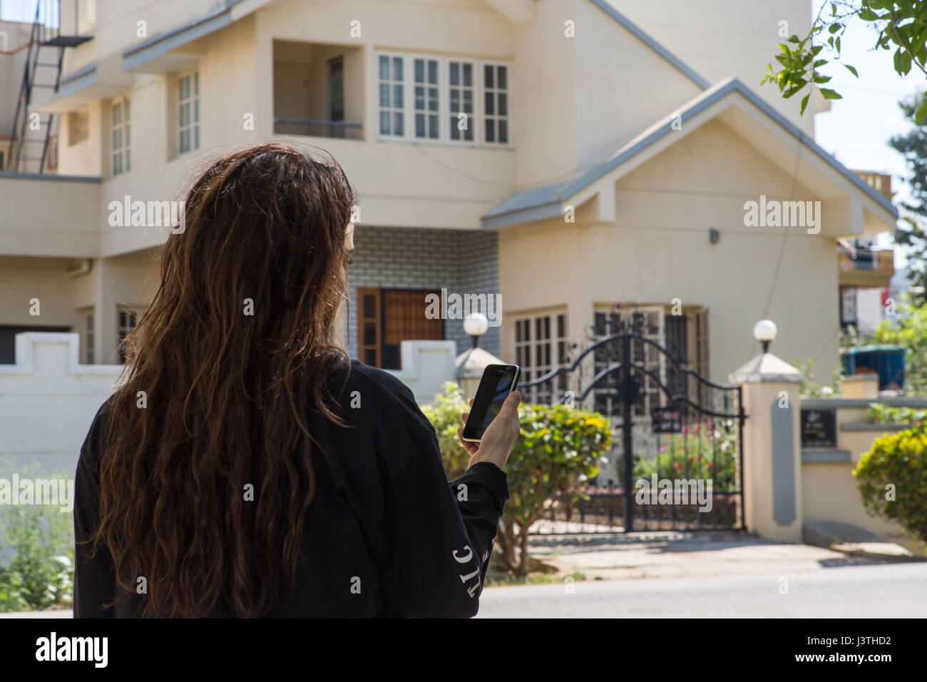 Looking house hi-res stock photography and images - Alamy
