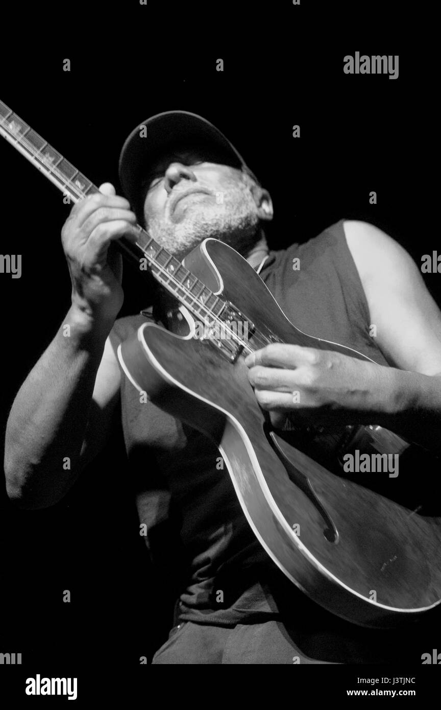 Blues singer chicago hi-res stock photography and images - Alamy
