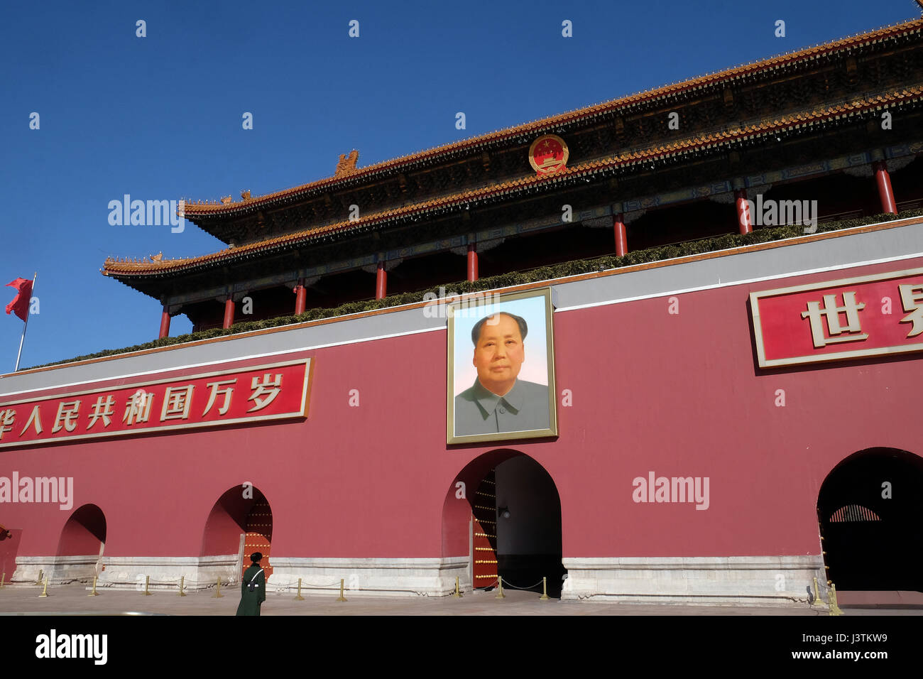 Portrait of mao on tiananmen gate hi-res stock photography and images ...
