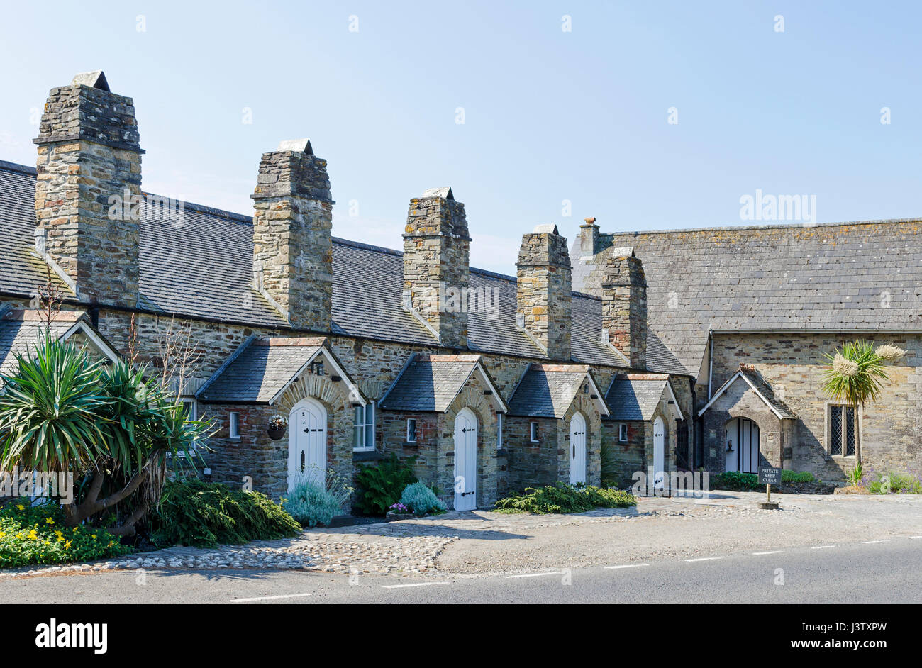 English almshouses hi-res stock photography and images - Alamy