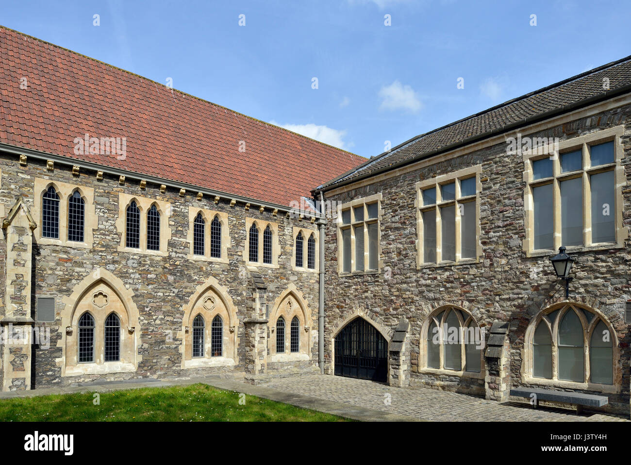 Cutlers Hall (left) & New Hall (right), Quakers Friars Monastery ...