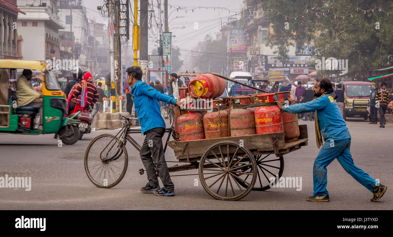 Transporting gas canisters by rickshaw in Delhi, India Stock Photo - Alamy