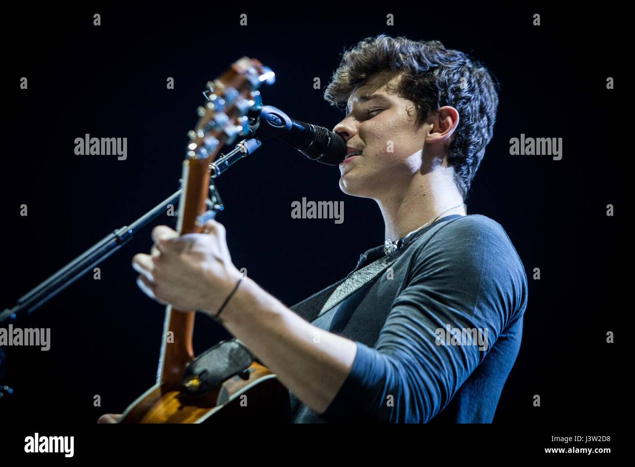 Canadian Singer Shawn Mendes High Resolution Stock Photography and ...