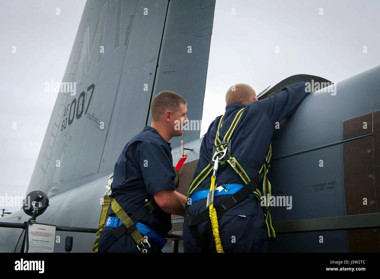 (From right) U.S. Air Force Staff Sgts. Matthew Hardwig and Justin ...
