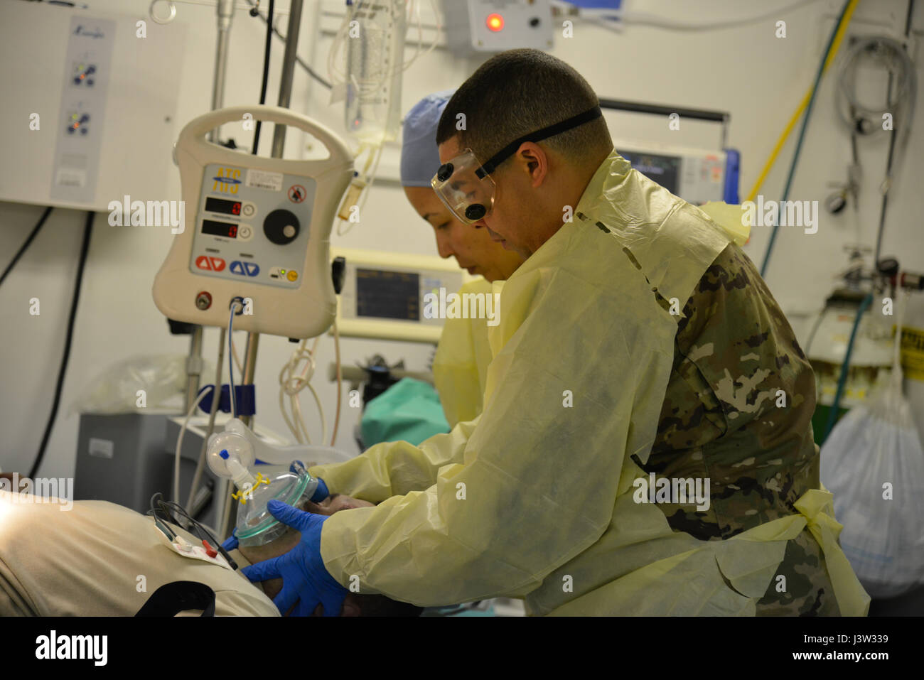 The 212th Combat Support Hospital (212th CSH) emergency room staff ...