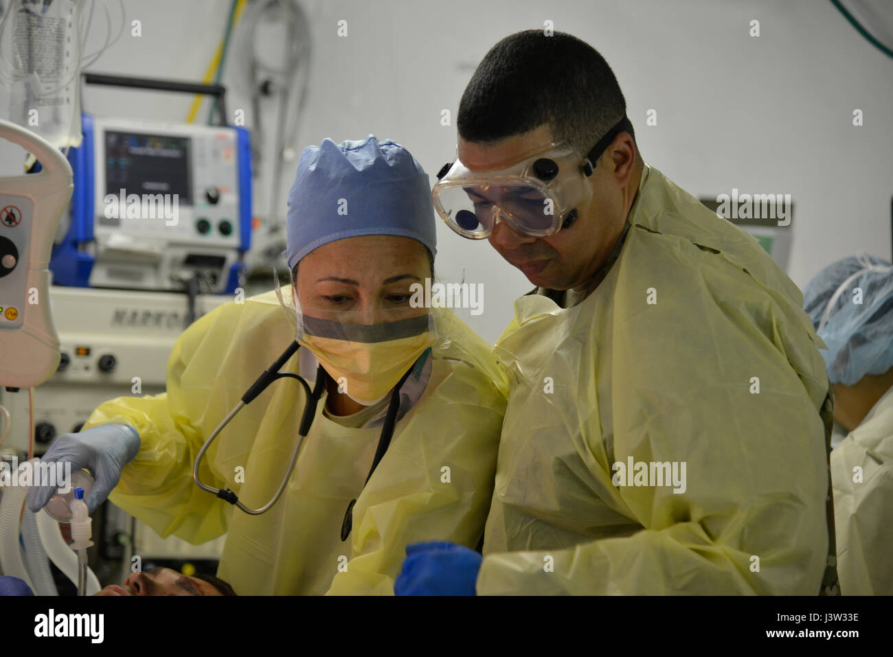The 212th Combat Support Hospital (212th CSH) emergency room staff ...