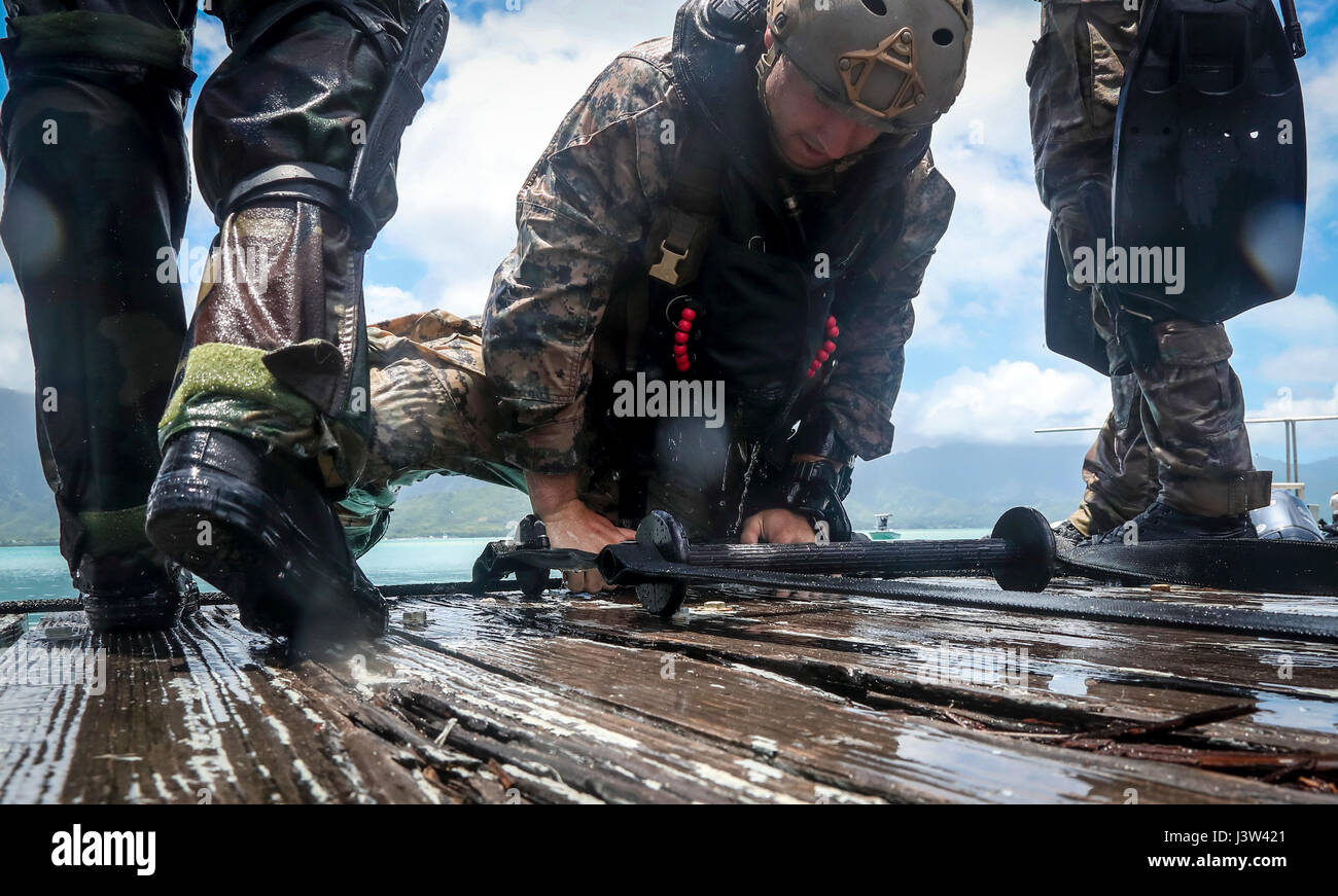 Helo casting hi-res stock photography and images - Alamy