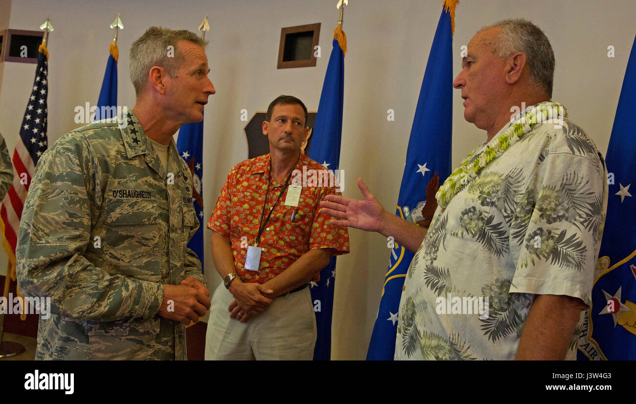 Former University of Hawaii (UH) head football coach June Jones (right ...
