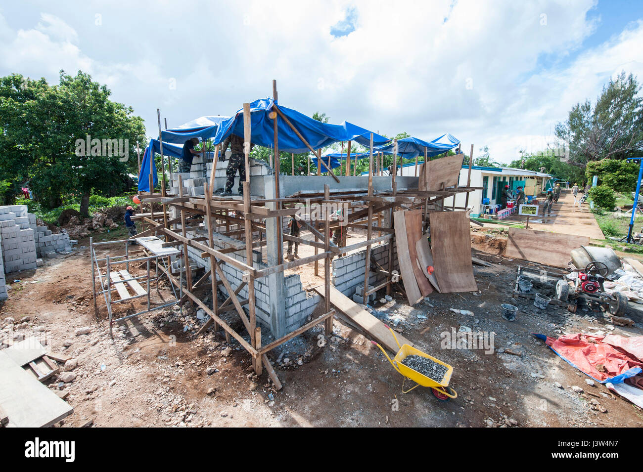 U.S. military engineers and Philippine Sailors build a new classroom ...