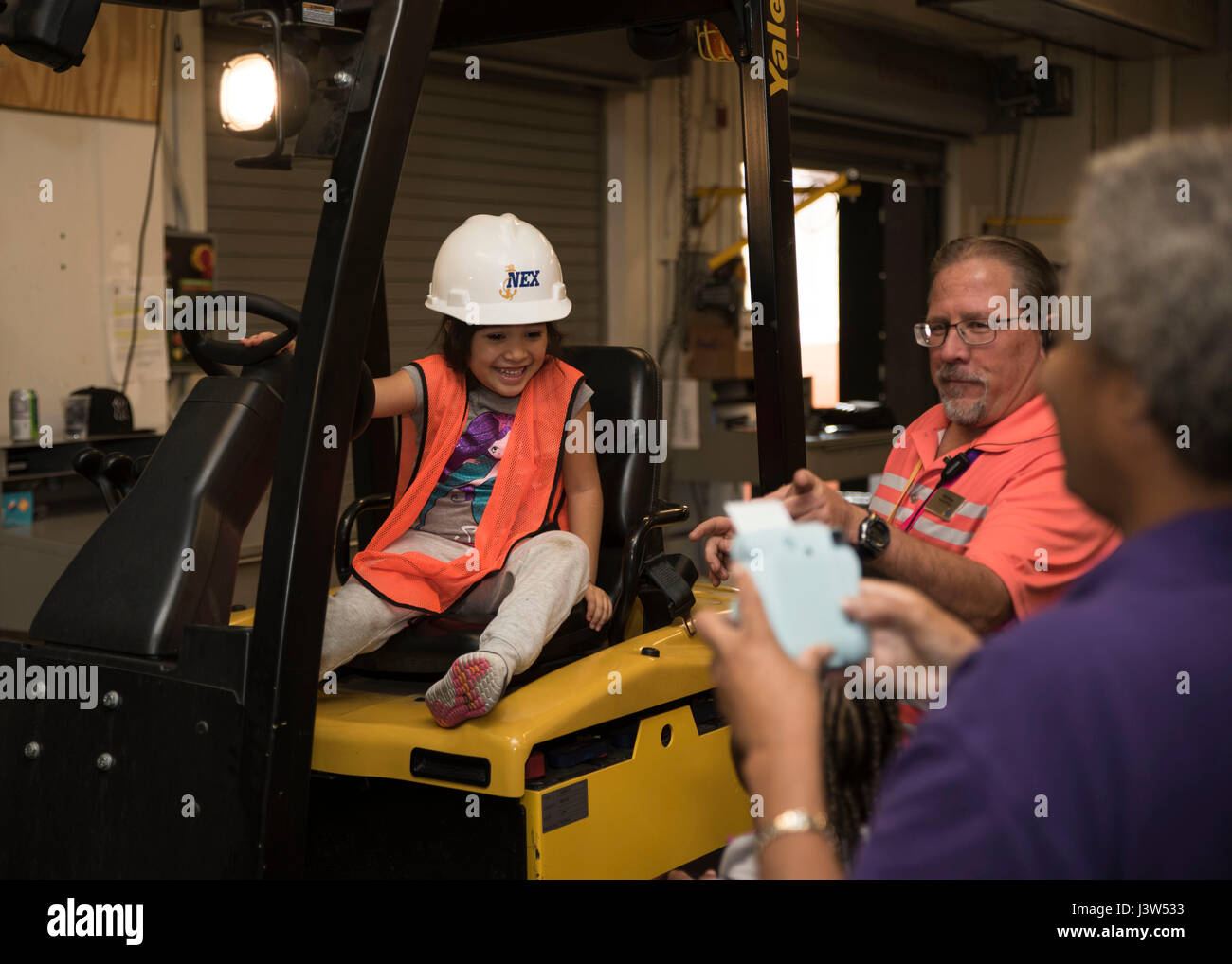 Service members and civilians aboard Naval Support Activity Bethesda ...