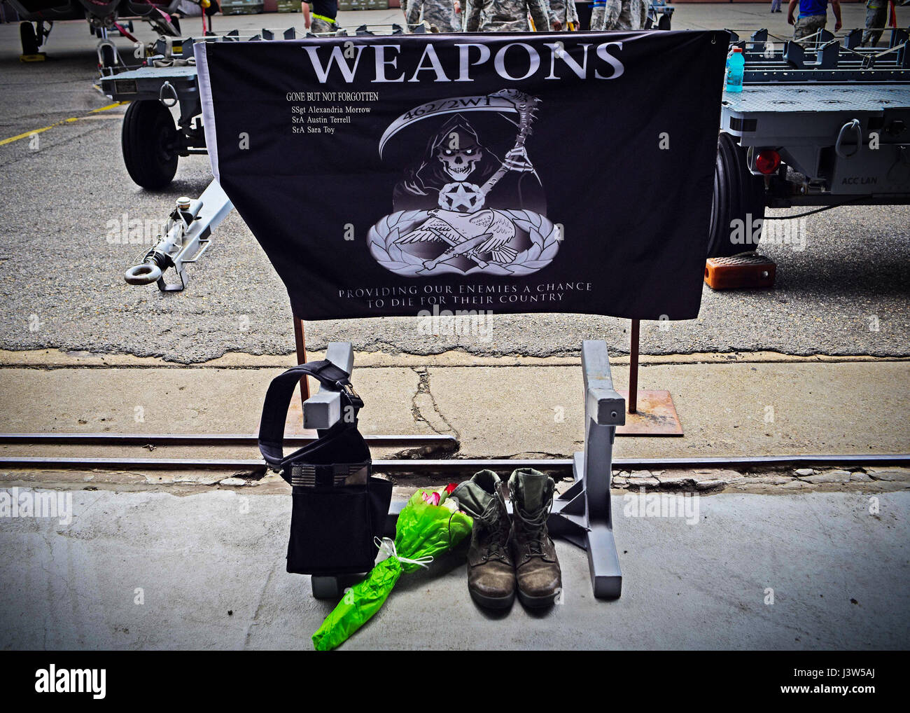 Weapons load competition activity hi-res stock photography and images ...