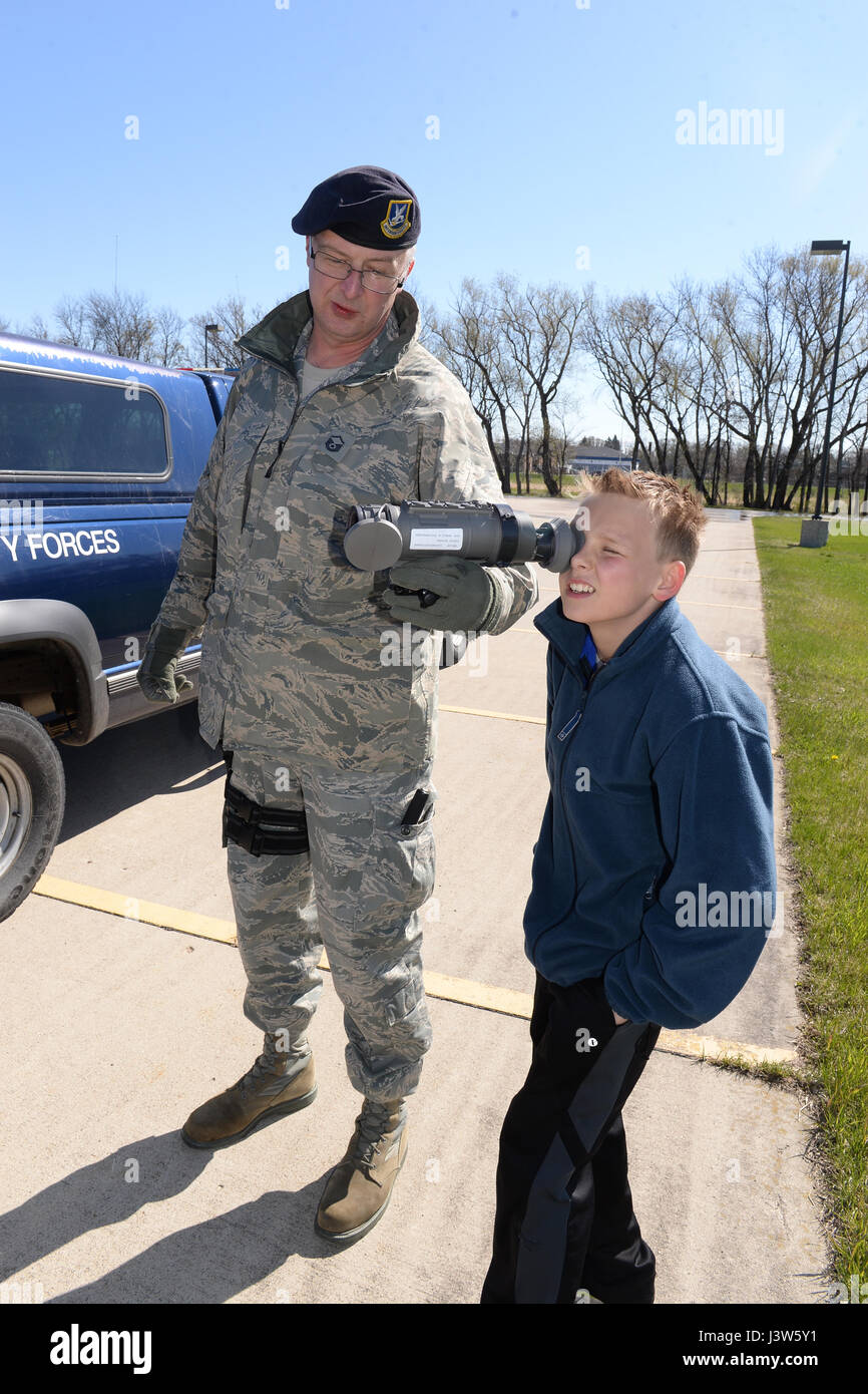 A demonstration of the AN/PAS-13D thermal rifle sight is conducted at ...