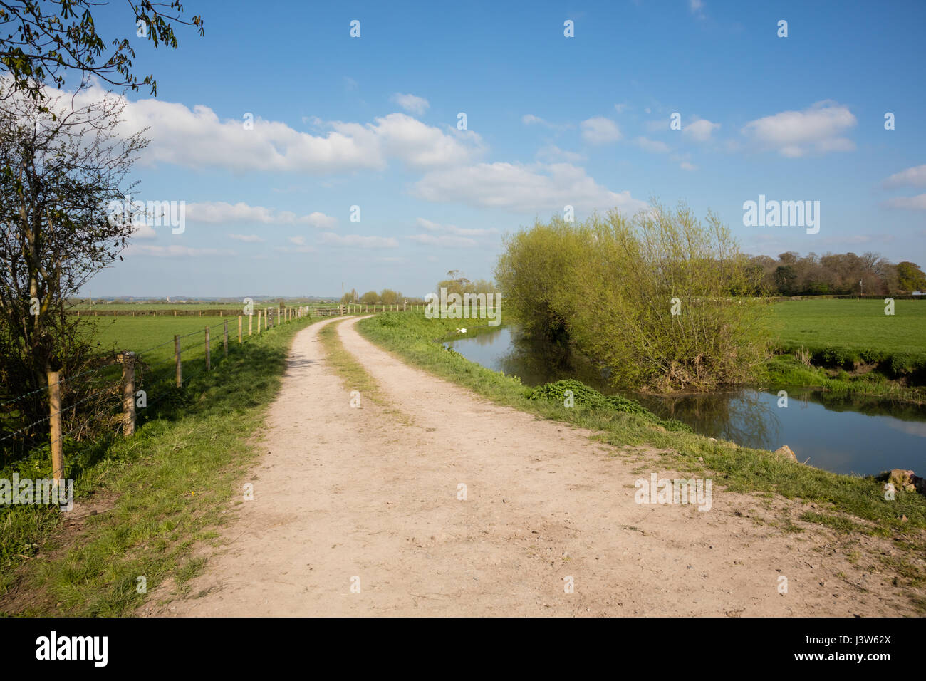 River Parrett and towpath cut through farmland in Somerset England ...