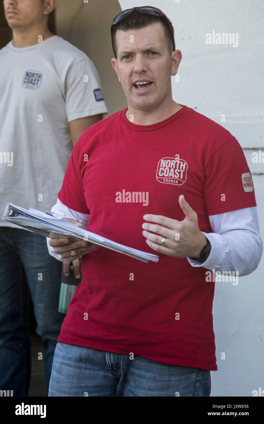 Service members community volunteers hi-res stock photography and ...