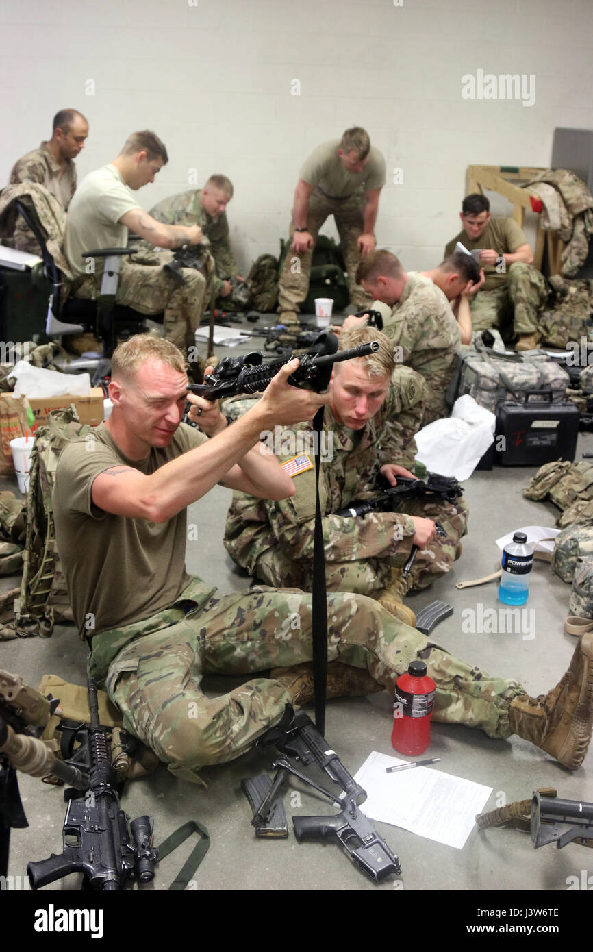 Paratroopers with Charlie Company, 2nd Battalion, 501st Parachute ...