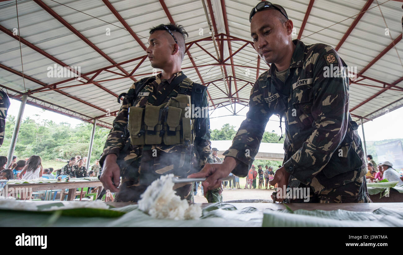 Philippine Soldiers prepare rice for a Boodle Fight at a disaster ...