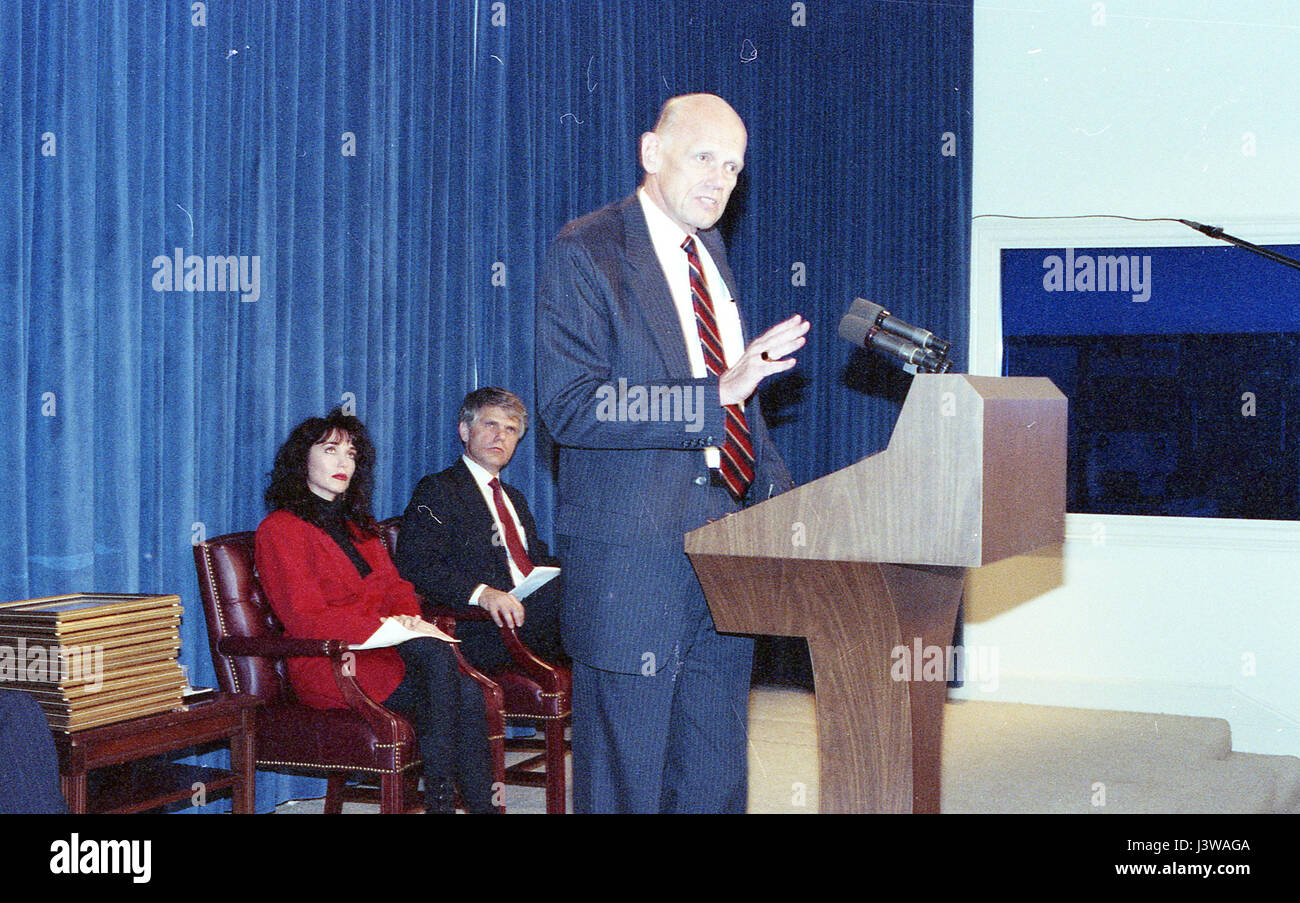 ROSKENS- END HUNGER AWARDS 1990 - Man speaking at podium Stock Photo ...