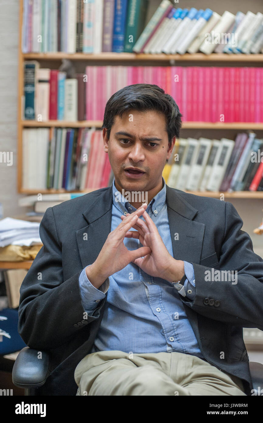 Surrounded radio waves hi-res stock photography and images - Alamy