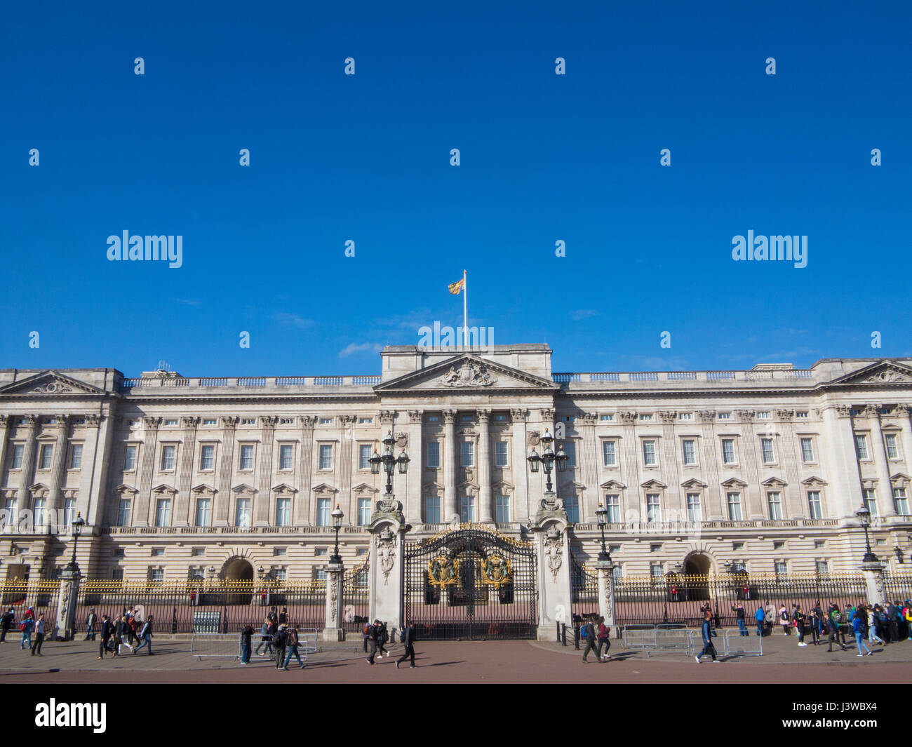 Buckingham palace with the Royal Standard flying Stock Photo - Alamy