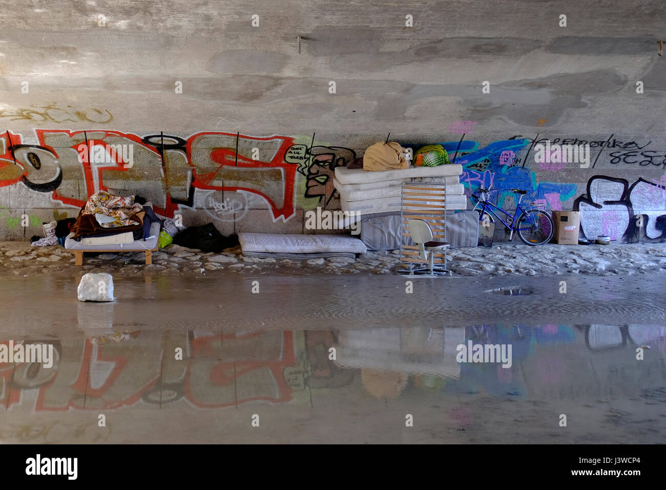 Homeless under bridge hi-res stock photography and images - Alamy